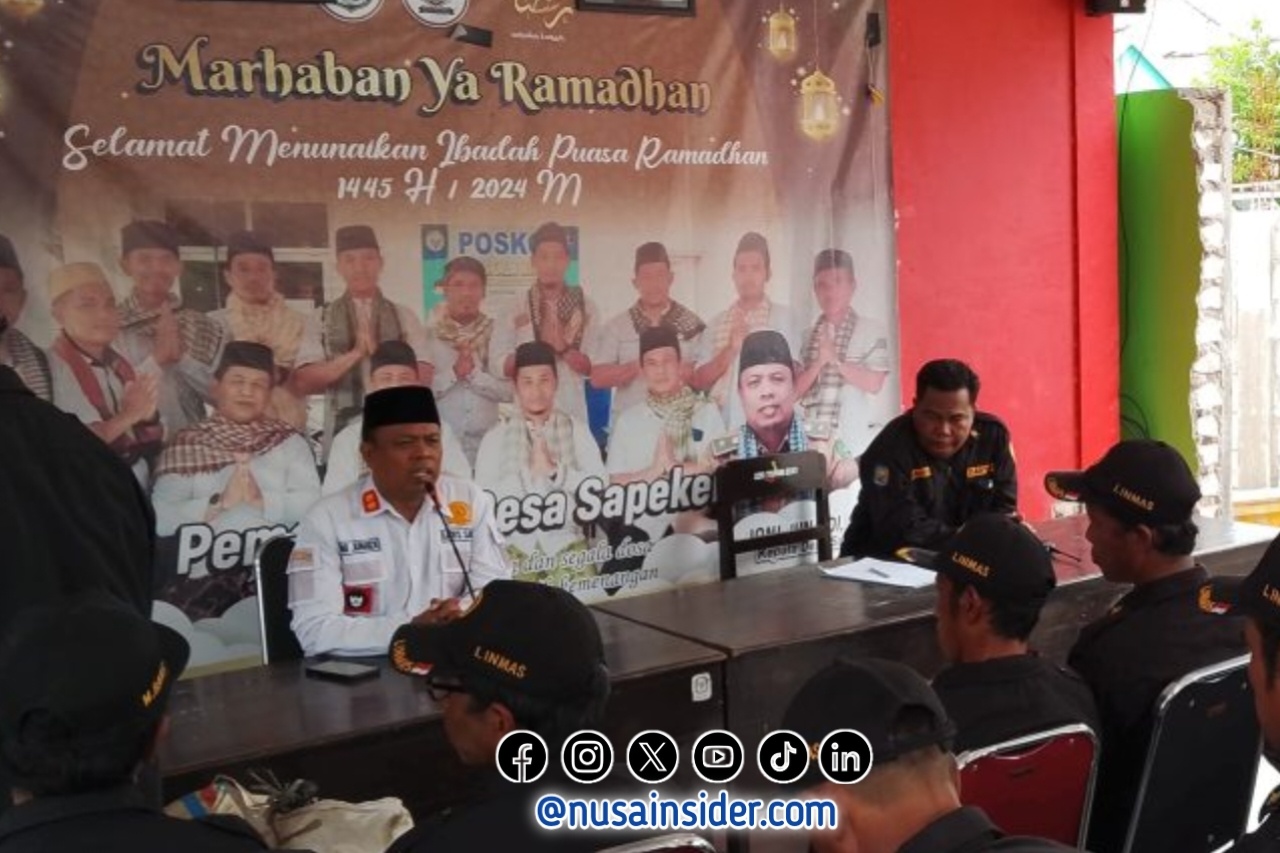 Inspiratif! Kades Sapeken Bagikan 1.000 Mukenah, 500 Sarung, 500 Sak ...